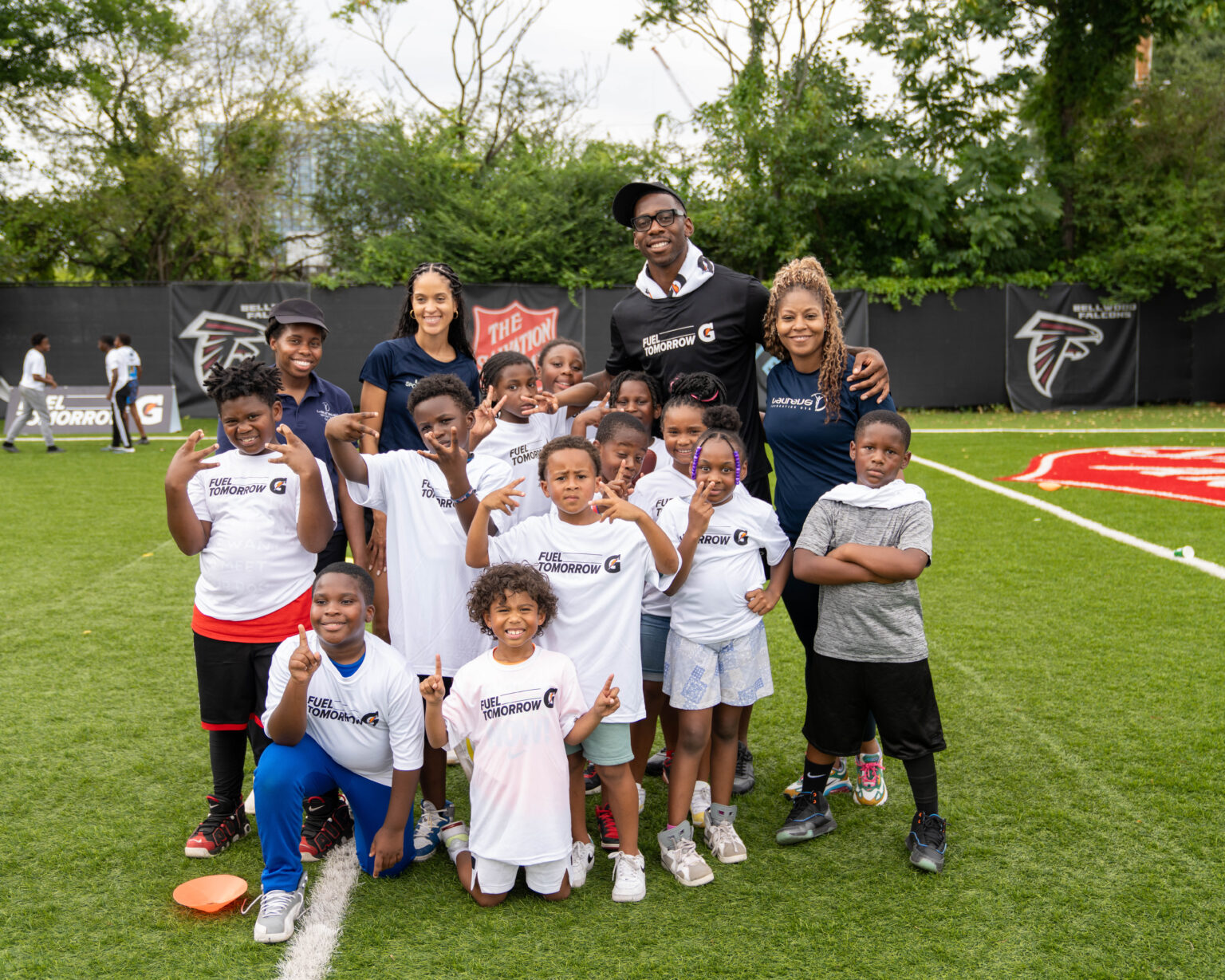 Kyle Pitts Surprises Young Football Players at Bellwood Boys and Girls ...